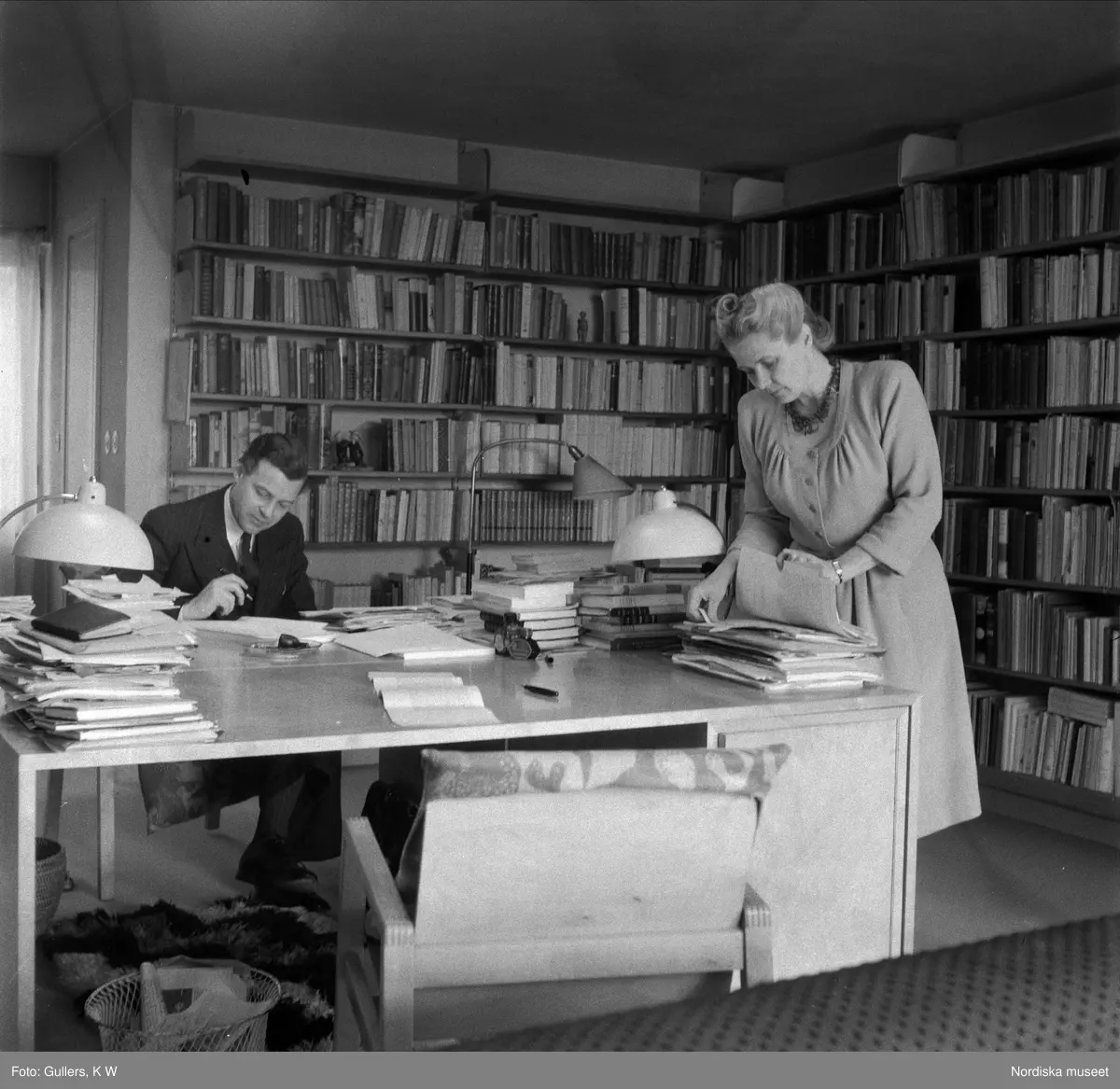 Alva och Gunnar Myrdal i sitt arbetsrum. Bromma, Stockholm - Nordiska ...