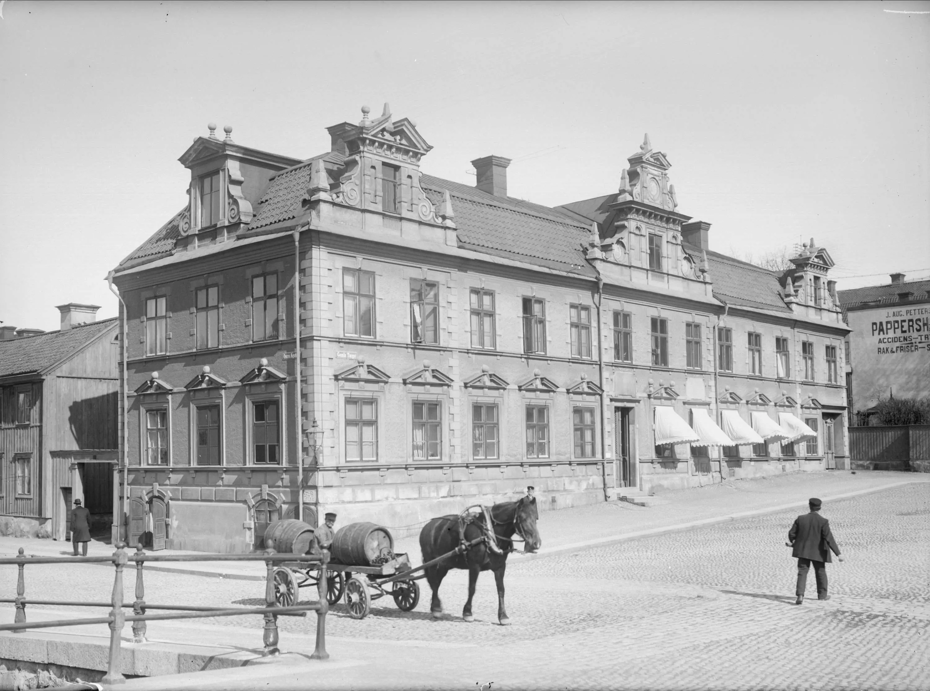 Hörnet Östra Ågatan - Gamla torget från söder, med Theatrum Oeconomicum ...