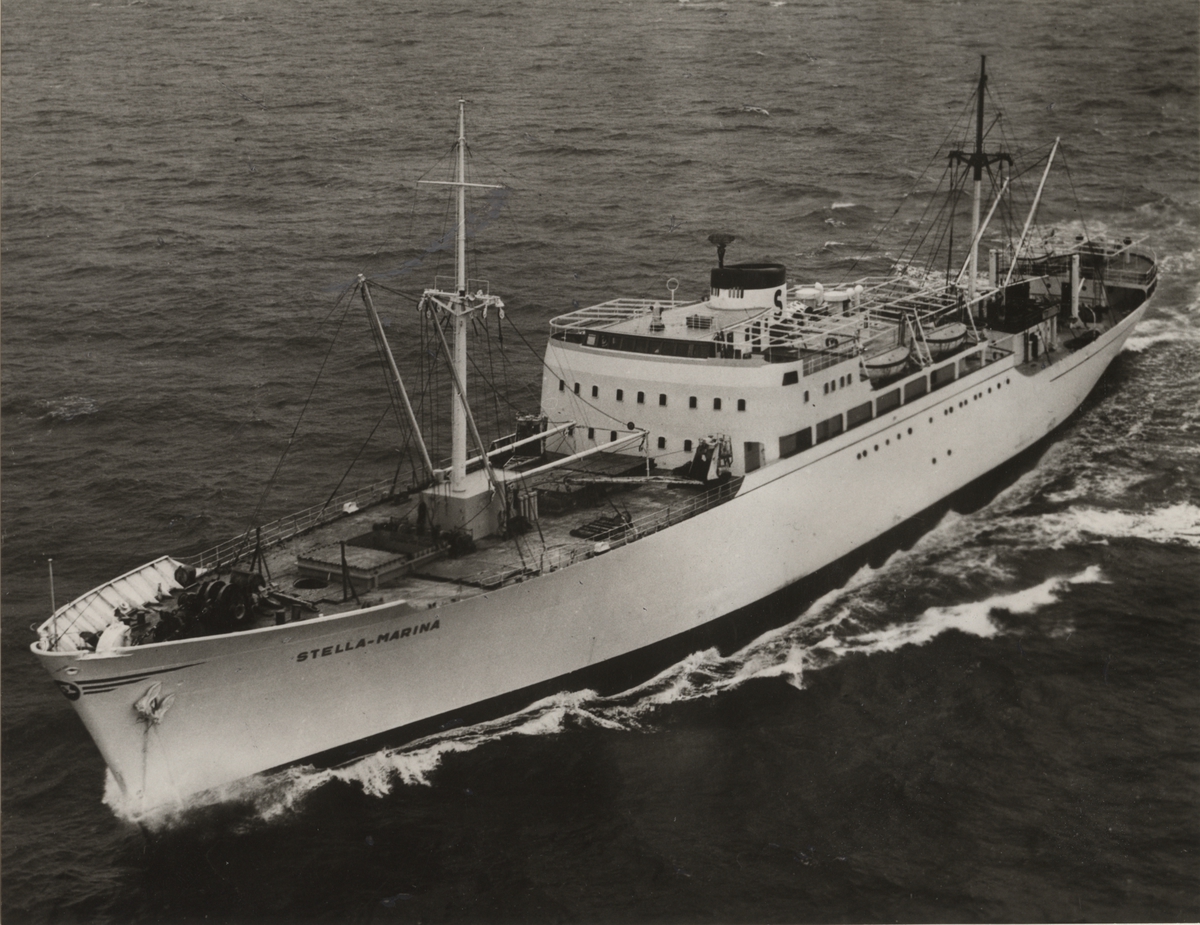 Foto i svartvitt visande lastmotorfartyget "STELLA MARINA" av Stockholm ...