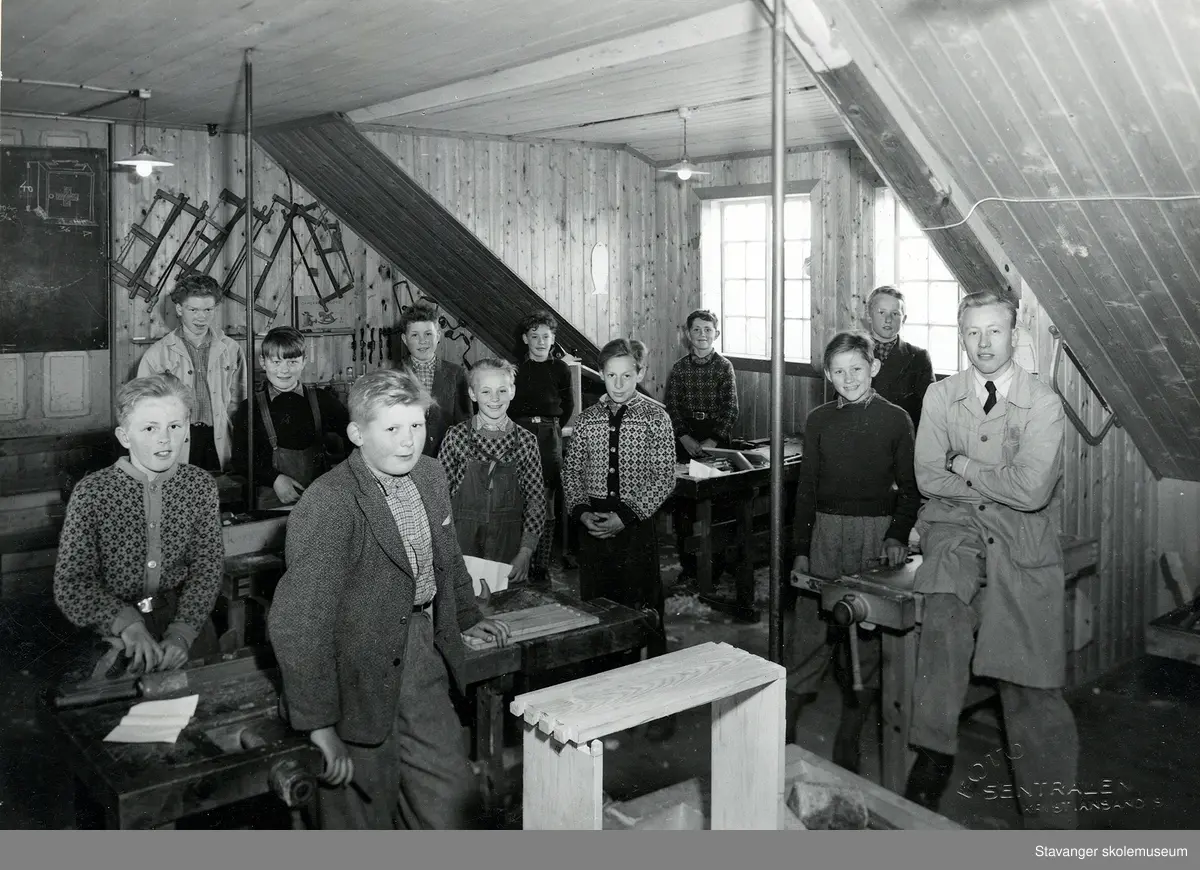 Sløyd på loftet, Revheim skole - Stavanger skolemuseum / DigitaltMuseum