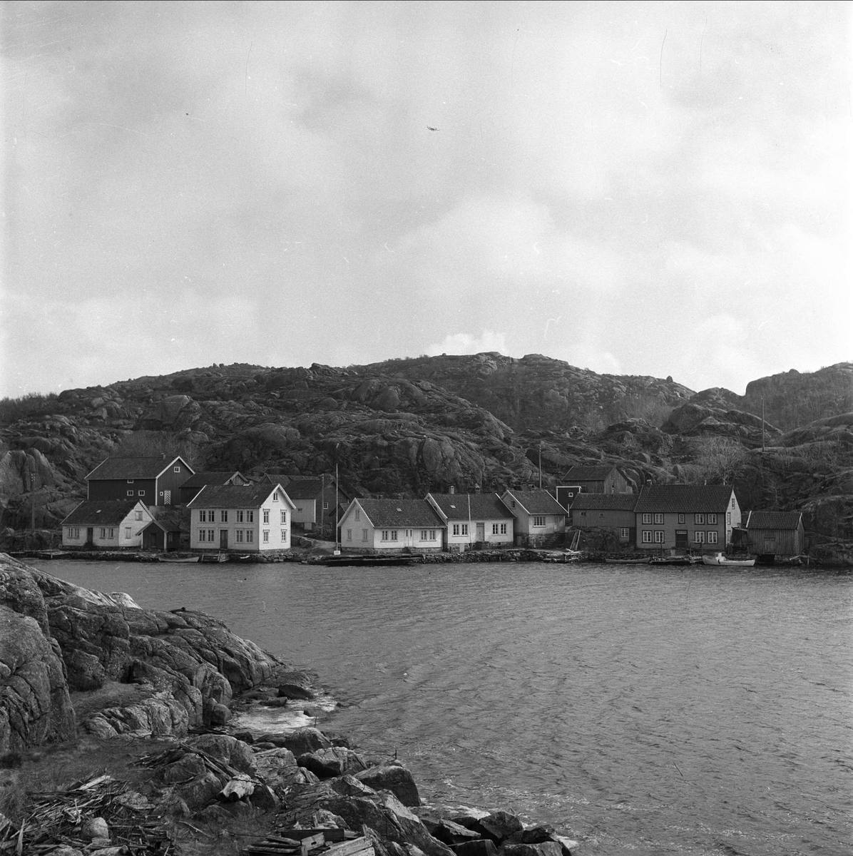 Mandal, Vest-Agder, 28.05.1958. Sørlandshus ved sjøen. - Norsk ...