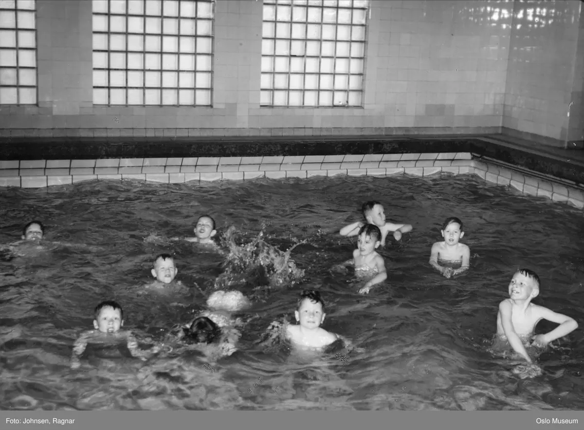 Ruseløkka skole, interiør, svømmehall, basseng, gutter - Oslo Museum ...