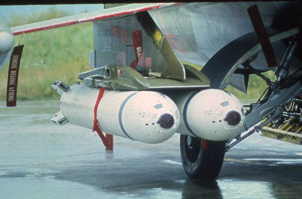 Norsk CF-104 Starfighter med CBU-100 Cluster Bomb (også kalt Mk-20 ...