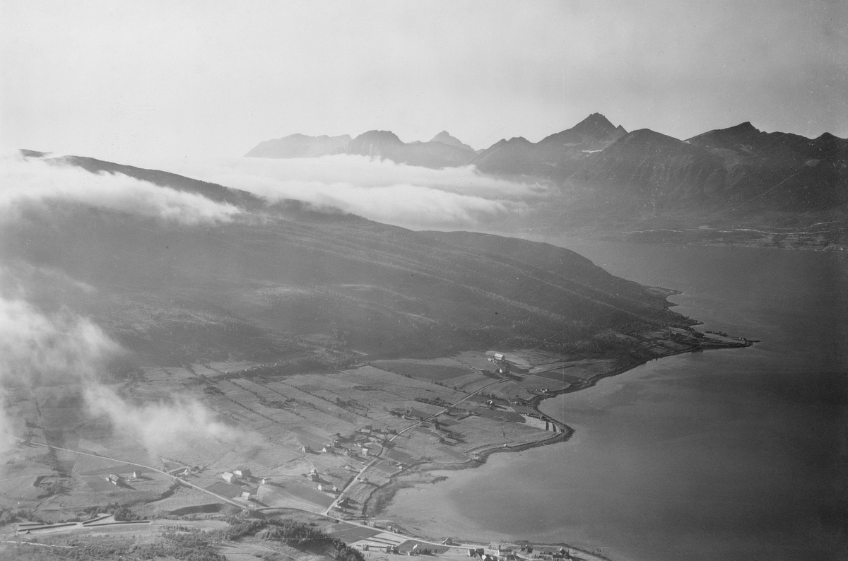 Flyfoto av Gamnes, Ervika, Undlandet, Bergsvågen og Røkenes. Grytøya i ...