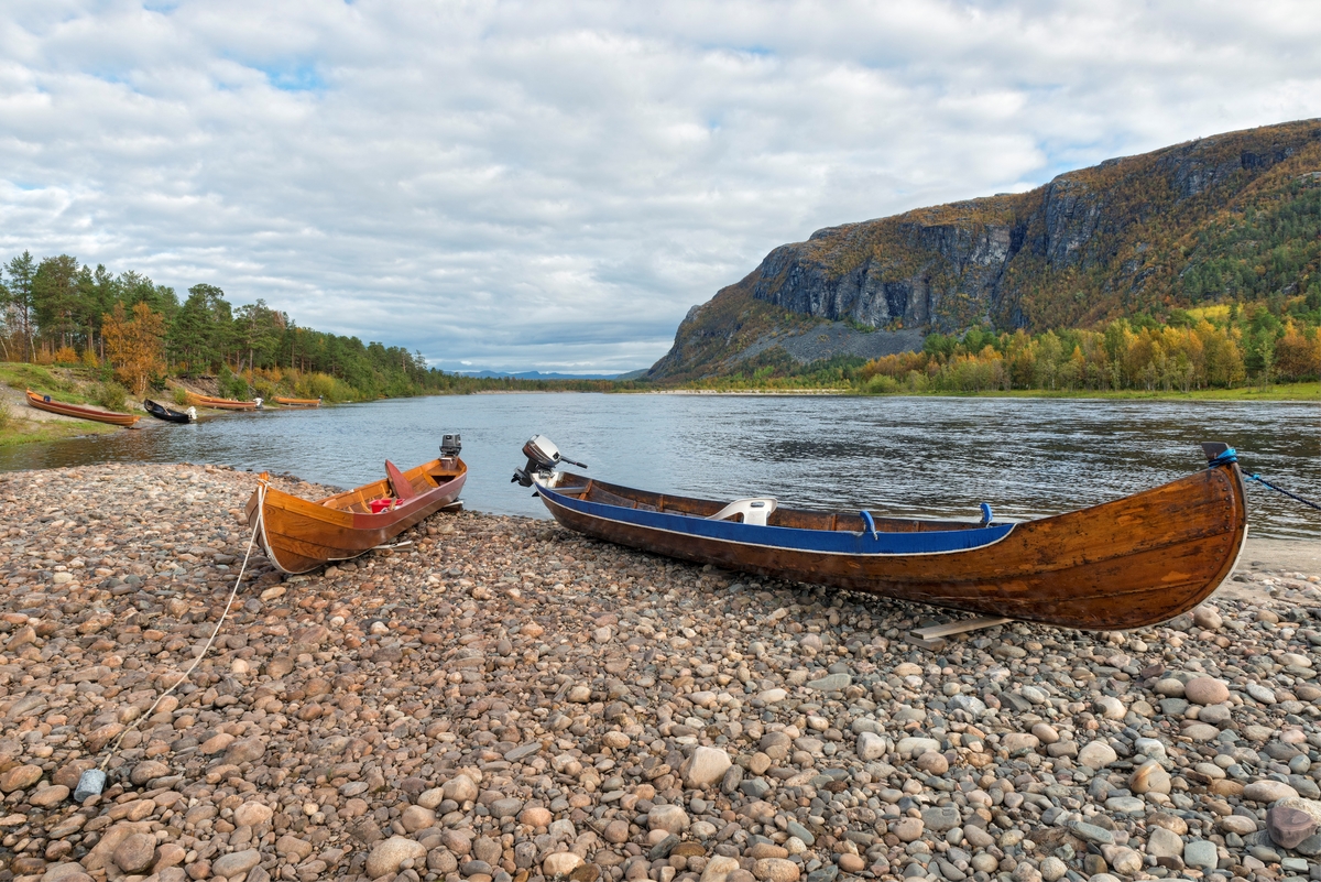 Elvebåter på steinete elvebredd ved Altaelva/Àlttáeatnu i Finnmark. Den ...