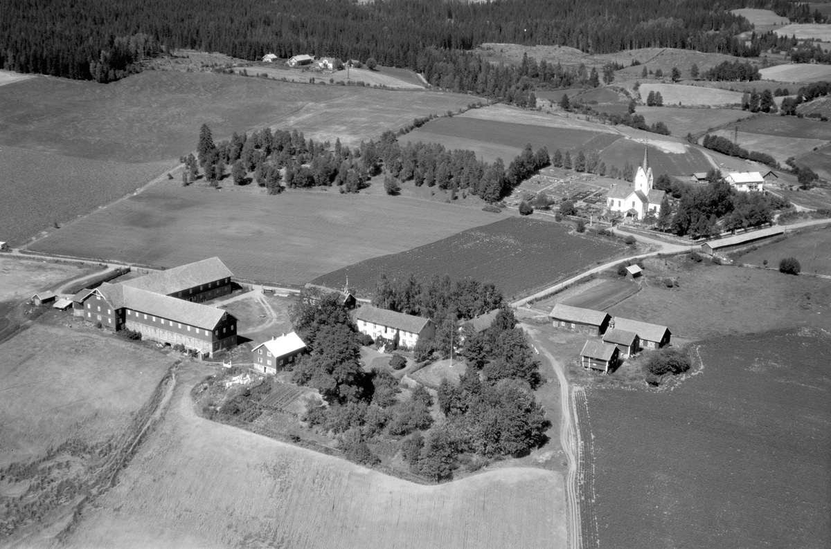 Flyfoto av Flisaker gård, Ringsaker. Veldre kirke. - Anno Domkirkeodden ...