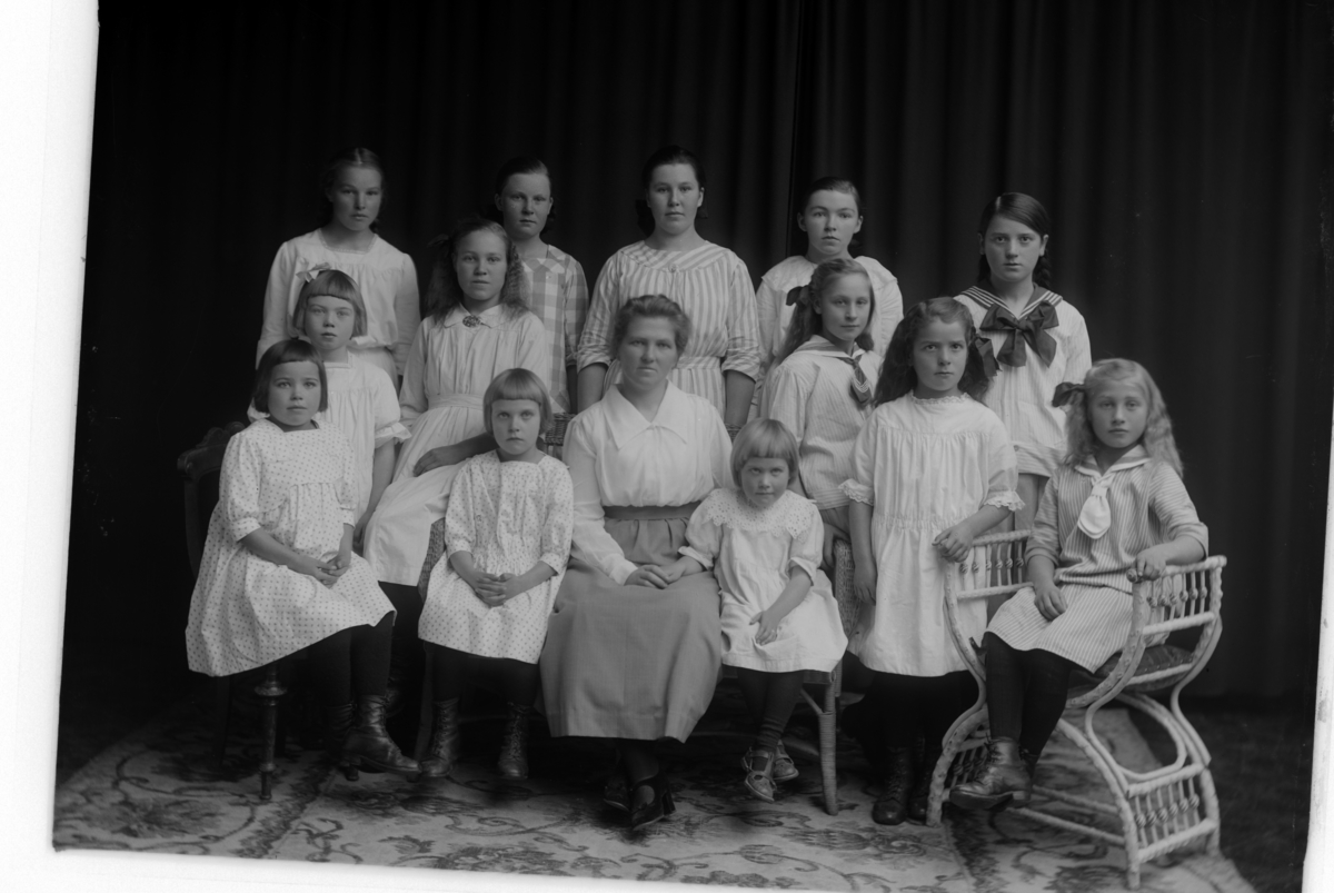 OTTESTAD BARNEHJEM I STANGE, GR: 14 BARN OG VOKSNE, 26529 - Anno ...