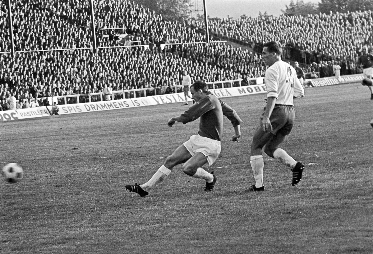 Serie. Landskamp i fotball mellom Norge - Sverige. Fotografet 15. sept ...