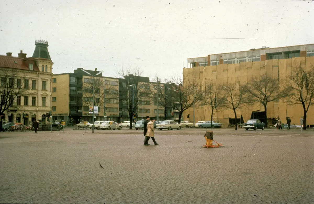 Vaksala torg i Uppsala, april 1970 - Upplandsmuseet / DigitaltMuseum
