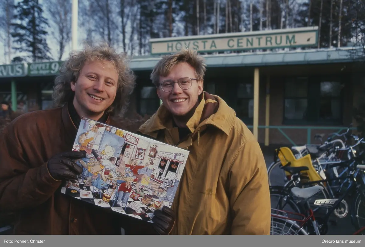 Sören Olsson och Anders Jacobsson med Adventskalendern i Hovsta Centrum ...