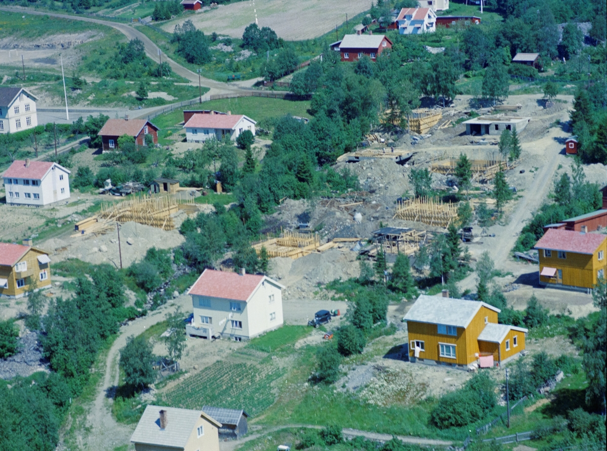 Flyfoto, Lillehammer, bebyggelse. Gamle Kringsjåvegen og en ser ...