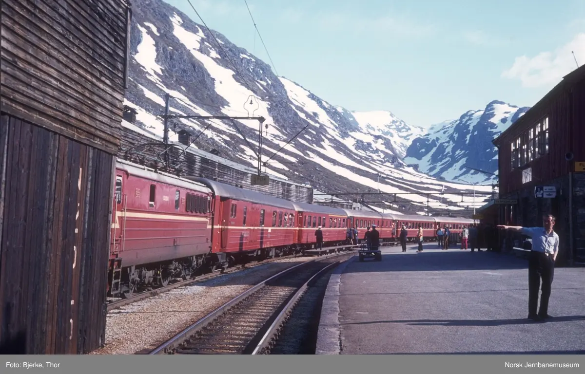 Myrdal stasjon med ekspresstog 604, trukket av elektrisk lokomotiv El ...