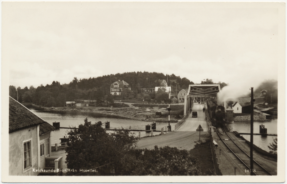 Kvicksundsbron som förbinder norra delen av Kvicksund i Västmanland med ...