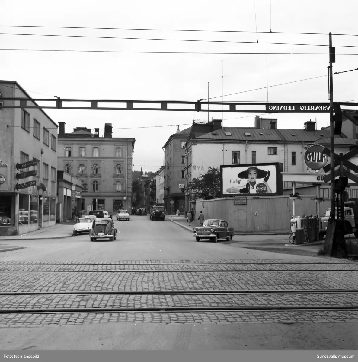 Nybrogatan norrut och söderut vid järnvägsövergången. - Sundsvalls ...