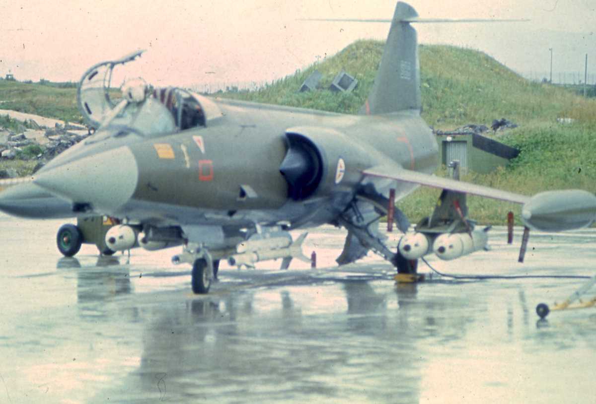 Norsk CF-104 Starfighter med CBU-100 Cluster Bomb (også kalt Mk-20 ...